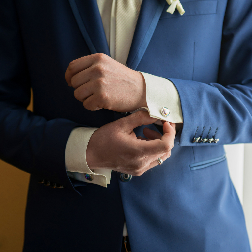 Exquisite attention to buttons on suit cuffs: details reveal taste
